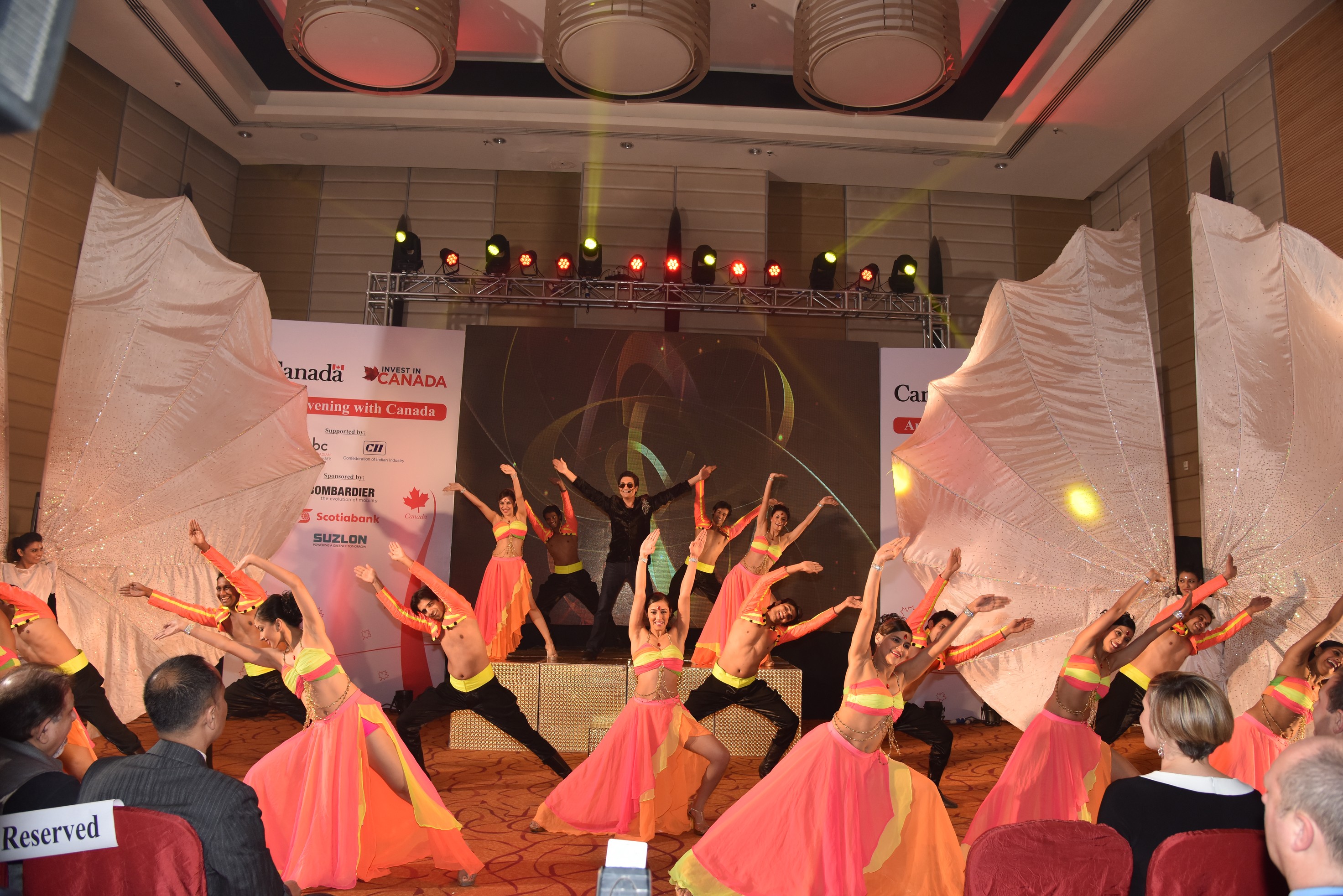 Shiamak Davar makes it colorful in Gujarat! - UrbanAsian.com