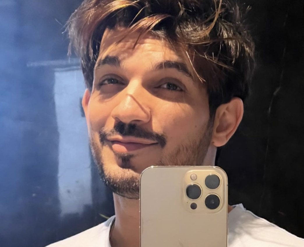 Fans go crazy as Arjun Bijlani posts a lazy yet cute mirror selfie